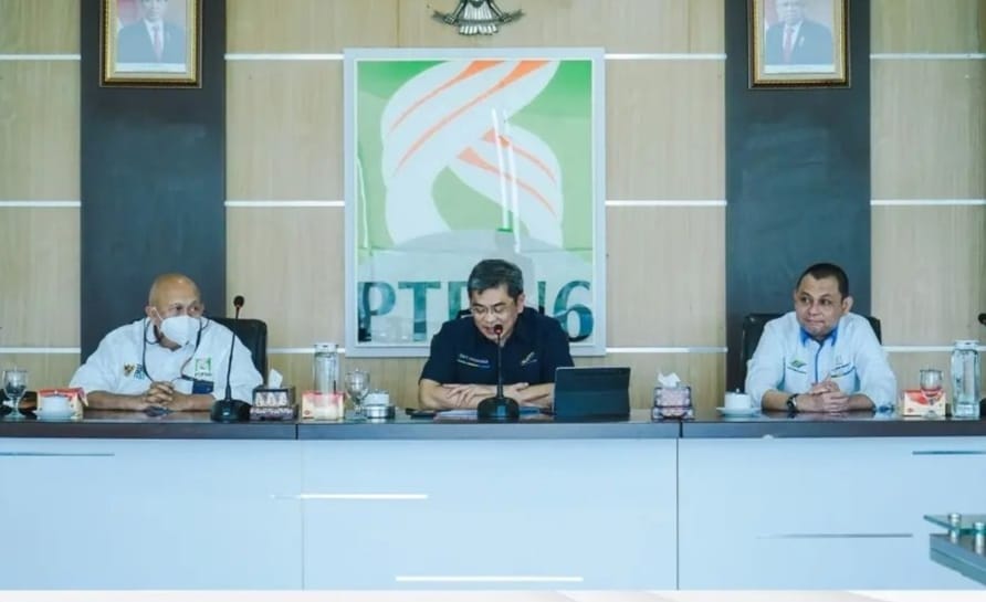 Direktur umum PTPN Holding Perkebunan Nusantara III memberikan ...